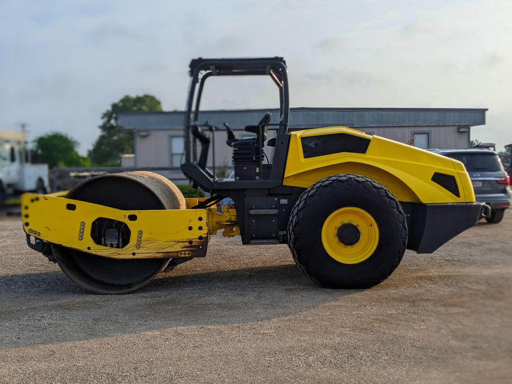 2017 Bomag BW211D-5 Single Drum Vibratory - 576070 - Machine New