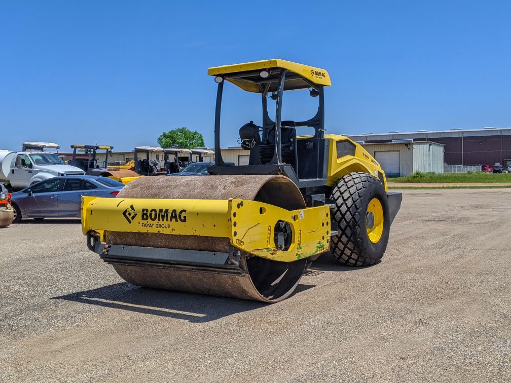 2017 Bomag BW211D-5 Single Drum Vibratory - 576074 - Machine New
