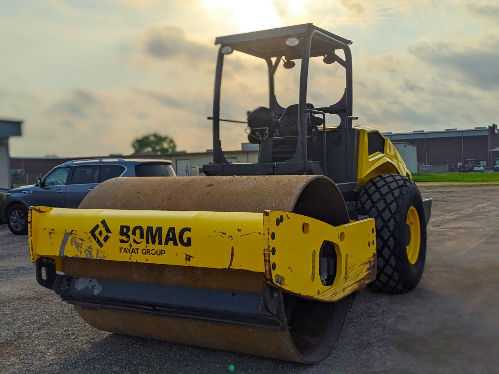 2017 Bomag BW211D-5 Single Drum Vibratory - 576070 - Machine New