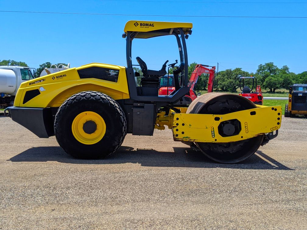 2017 Bomag BW211D-5 Single Drum Vibratory - 576074 - Machine New